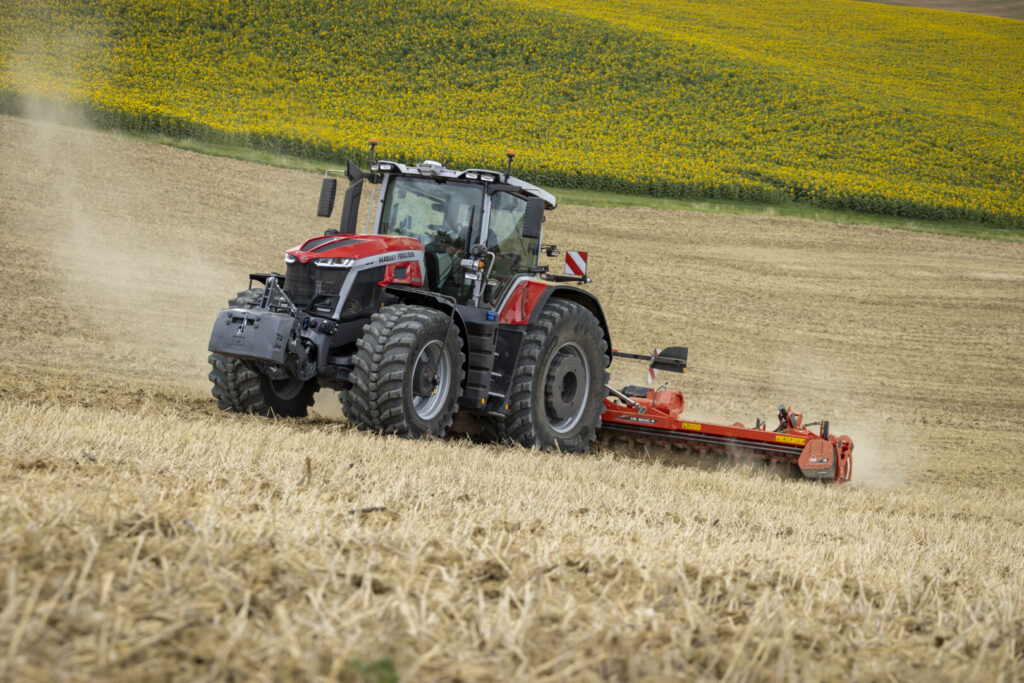 Massey Ferguson präsentiert MF 9S - Blick ins Land