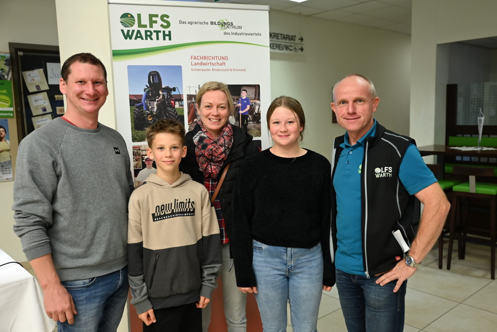 Viele zu Besuch in LFS Warth - Blick ins Land